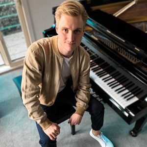 Max Rowe – Bookings, Events, and Bio – Surreal