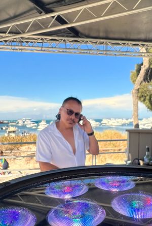 DJ Roger Smart – Bookings, Events, and Bio – Surreal