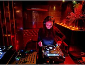 Cara Murphy – Bookings, Events, and Bio – Surreal